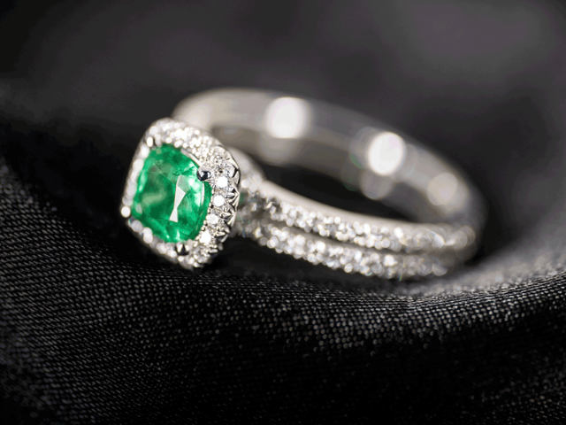 Benefits of wearing an emerald ring