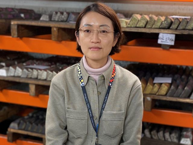 How does a gold refinery work?